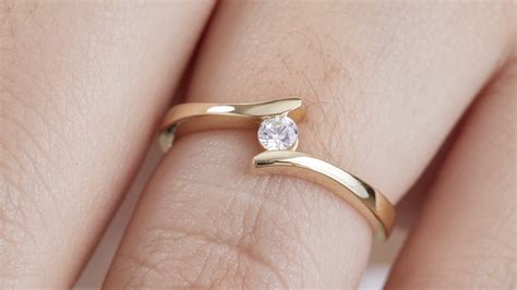 Anillos De Promesa En Pareja Una Tradición Que Perdura Joyería Diamanti