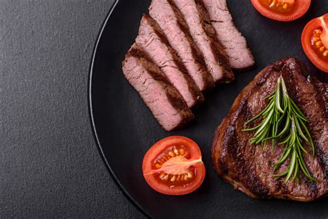 어두운 콘크리트 배경에 향신료와 허브를 곁들인 맛있는 신선한 육즙 쇠고기 스테이크 갈비 음식에 대한 스톡 사진 및 기타 이미지 갈비 음식 검은색 고기 Istock