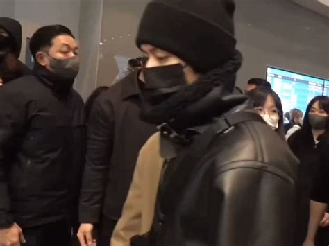 방찬편 on Twitter the staff was letting chan go first but chan just made her go first instead