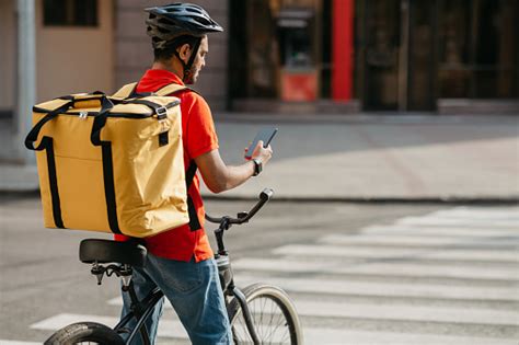 Repartidor En Bicicleta El Tipo Con Mochila Y Casco Se Detuvo En La