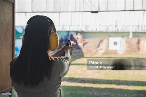 ターゲットに若い女性練習銃を撃つ 銃のストックフォトや画像を多数ご用意 銃 ターゲット射撃 ショットを打つ Istock