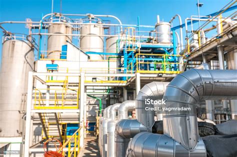 화학 산업 공장 공장 또는 시설 공장에서 석유 및 가스 정유 공장 화학 공장의 강철 파이프 라인 튜브 컨테이너 및 탱크 연료 저장 탱크에 대한 스톡 사진 및 기타 이미지