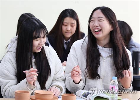 오랜만에 마스크 벗고 연합뉴스