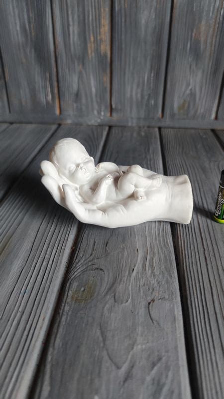 Статуетка рука з дитиною немовля в долоні — ціна 80 грн у каталозі
