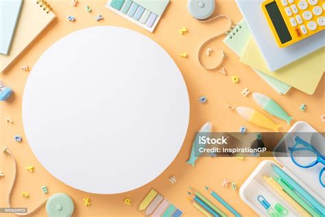 개학 분위기를 만끽하세요 카피북 필통 계산기 알파벳 문자 연한 주황색 배경에 스티커 메모 텍스트 또는 프로모션을 위한 빈 원과 같은 문구류 필수품의 하향식 보기 0명에 대한