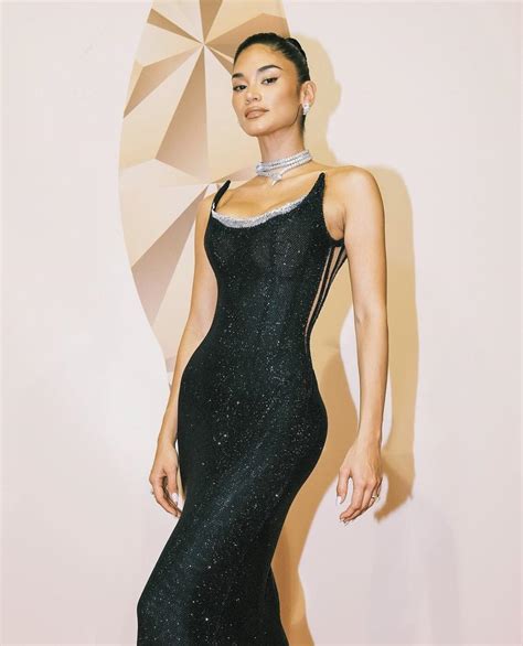 Pia Wurtzbach Bags Global Fashion Influencer Of The Year Award In Dubai