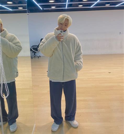 Seonghwa Mirror Selca