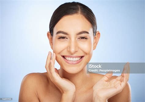 인물 사진 스킨케어 아름다움은 자연스러운 치료를 위해 회색 배경에 스튜디오에 있는 모델 여성과 함께 있습니다 피부 건강 및