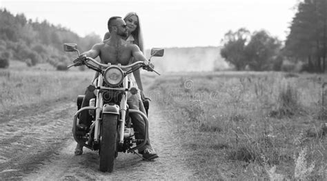 Парень с девушкой в поле на мотоцикле Стоковое Фото изображение насчитывающей ванта шлем