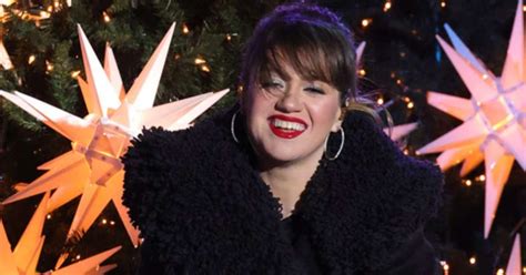 Kelly Clarkson Staffers Claim Personal Issue Caused Talk Show Absence As They Sense Weird