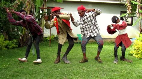 Utacheka Wadudu Wa Chuga Si Timamu Wakicheza Nyimbo Ya Kwaya Mimina Kama Komasava Chuga Dance