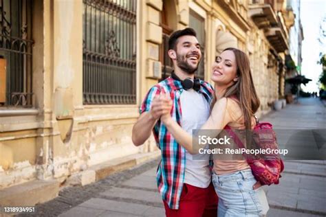 사랑은 공중에 있다 귀여운 로맨틱 한 부부는 도시에서 함께 시간을 보내고 거리에 대한 스톡 사진 및 기타 이미지 거리 춤 커플 Istock