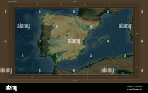 La Spagna è evidenziata su una mappa colorata di elevazione con mappa di laghi e fiumi con la