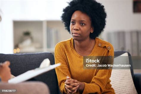 여성 치료 환자 및 상담 심리 평가 및 정신 건강 지원 또는 도움의 체크리스트 소파에 앉은 아프리카 고객 라이프 코치 또는 전문 치료사가 클립보드에 메모를 쓰고 있다 요법에