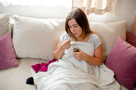 독감병을 앓고 있고 거실에서 담요로 덮인 소파에서 약을 복용하는 여성 가리기에 대한 스톡 사진 및 기타 이미지 가리기 가정 생활 감기바이러스 Istock