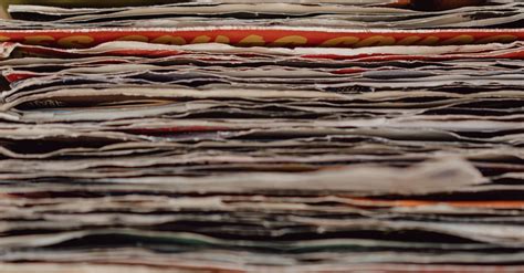 겹겹이 쌓인 종이 기록 보관소 낡은 종이 무질서한 스택 문서 문서 더미 문서 스택 배경 보존 사무실 폐기물