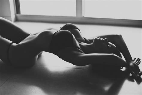 39 Sexy Black And White Photographs Pic