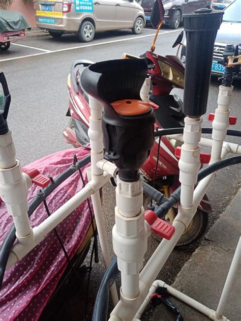 淋花喷头，pe塑料自动旋转，6分外牙接口，接好1米立管及两端快速接头，可串联使用金属配支架，用于草坪广场绿化移动式喷淋 融创集采商城