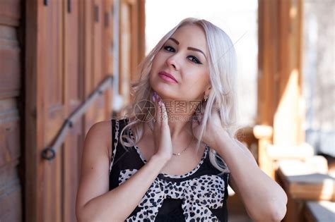 木屋阳台上引人注目的金发女郎高清图片下载 正版图片504756330 摄图网