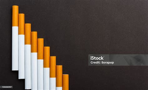 5월 31일 세계 금연의 날 복사 공간 흡연 감소 캠페인 및 폐 건강 개념 경고와 검은 배경에 단계 계단 더미 담배 또는 담배를