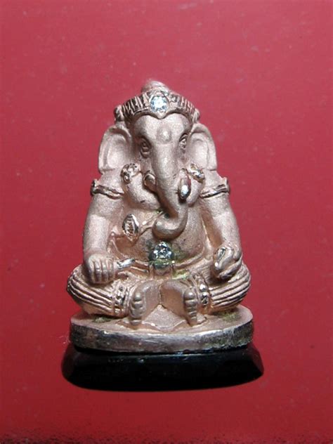 พระเครื่องสมเด็จพระญาณสังวรฯ วัดบวรนิเวศฯ พระพิฆเนศฝังพลอย พิมพ์กลาง เนื้อเงินชุบพิงค์โกลด์พ่น