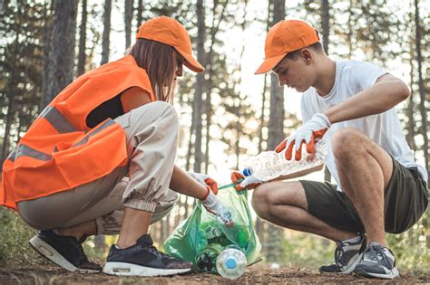 청소년 그룹은 자연에서 폐기물을 수집하여 환경 보존에 공동으로 기여합니다 그들의 행동은 환경에 대한 참여 책임 및 보살핌을