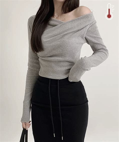 로샤 기모 티셔츠 4 Color 가을신상봄신상드레이프티피치기모티드레이프기모티크롭긴팔티크롭드레이프티크롭기모티랩크롭티데일리룩일상룩페미닌룩기모긴팔