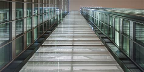 배경 화면 밤 건축물 도시의 건물 대칭 프랑크푸르트 마천루 에스컬레이터 계단 난간 장시간 노출 반사 선 리플렛 캐논 6d 야간 사진 창 덮개