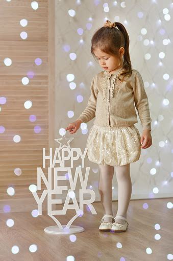 흰색 치마 미디 페티 코트 입은 세련 된 젊은 갈색 머리 인형 아가씨 아가씨 하 고 카디 건 스튜디오에서 포즈를 취하 서 웃 고 행복 Nyw 년 편지와 함께 삐 죽 입술과