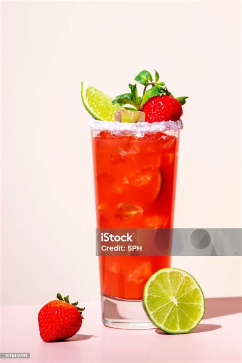 Paloma 알코올 칵테일 음료는 데킬라 자몽 및 라임 주스 딸기 민트 및 얼음을 짠 테두리가있는 유리에 담았습니다 베이지색 분홍색 바닐라 배경입니다 베르무트에 대한 스톡