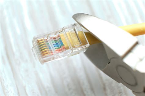 인터넷 케이블을 절단하는 와이어 커터 오래 된 나무 배경에 연결 플러그와 전선 글로벌 인터넷 중단의 개념 0명에 대한 스톡 사진