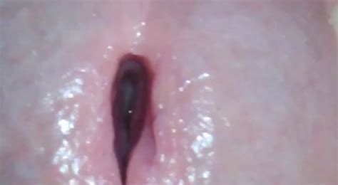 将石化液体插入大深孔。 Xhamster