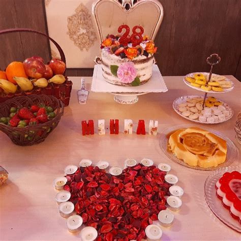 تزیین میز تولد ساده و شیک با گل و شمع تزیین میز تولد مردانه