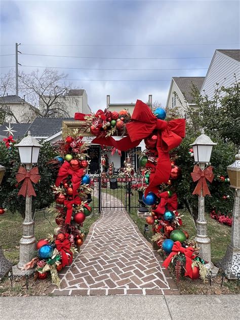 Holiday 2025 Bow Arch By Eric Martinez Vickerman