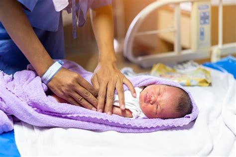 Mamá Cargando A Su Bebé Recién Nacido En El Hospital Madre Abrazando A