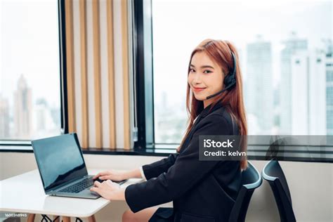 컴퓨터를 사용하는 헤드셋을 착용한 친절한 미소 짓는 여성 콜센터 교환원 고객 서비스 It 지원에 대한 스톡 사진 및 기타 이미지 It 지원 고객 고객 서비스 담당자