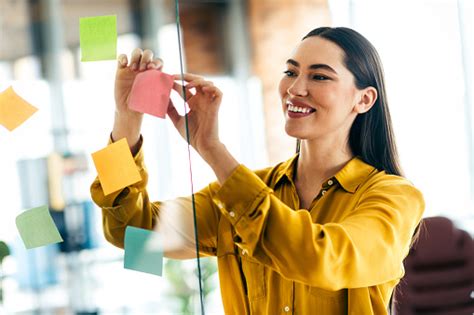 자신감 넘치는 사업가 밝고 현대적인 사무실에서 일하며 스티커 메모로 작업을 정리합니다 20 24세에 대한 스톡 사진 및 기타 이미지 20 24세 갈색 머리 객실 있음