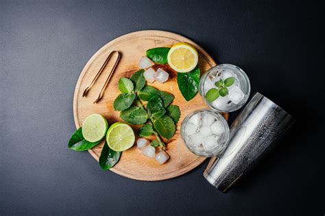 모 히 토 칵테일 만들기입니다 민트 라임 레몬 얼음 재료 및 바 기구 최고의 볼 수 있습니다 공간에 복사 합니다 감귤류 과일에 대한 스톡 사진 및 기타 이미지 Istock