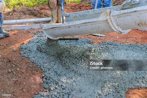 이 과정에서 콘크리트 건설 회사가 차도를 포장하면서 젖은 콘크리트를 쏟아 붓고 있습니다 시멘트 혼합기에 대한 스톡 사진 및 기타 이미지 시멘트 혼합기 55 59세