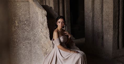 건축 고대 건축 고대 사이트 고립된 고요한 고전적인 패션 극적인 조명 낭만적인 대기의 돌 돌담 럭셔리 롱 드레스 매우 복잡한 모델 문화 문화