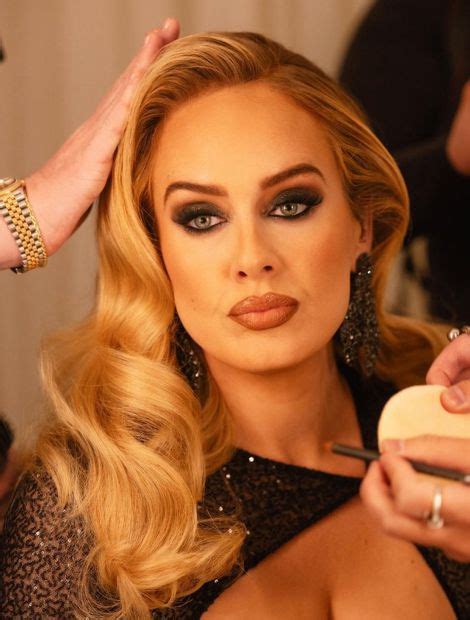 Adele Presume Colección De Peluches Del Dr Simi Y Una Muñeca Lele El