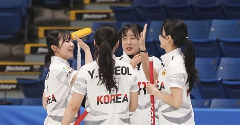 일본 꺾고 자축하는 여자 컬링 대표팀