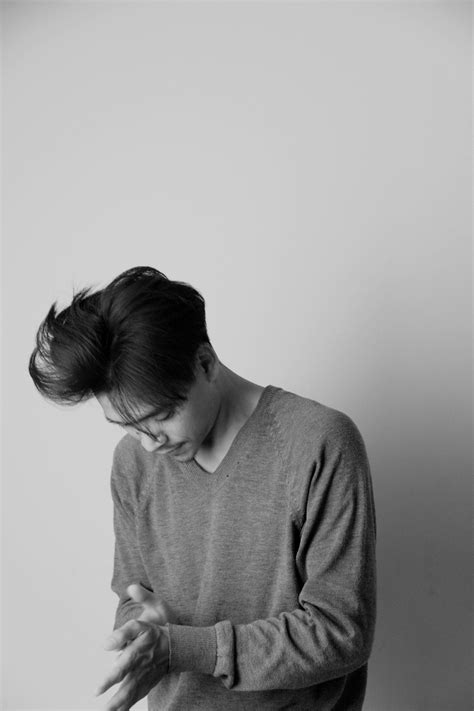 무료 이미지 모델 남자 화이트 검은 검정색과 흰색 어깨 흑백 사진 단색화 헤어 스타일 피부 서 있는 목