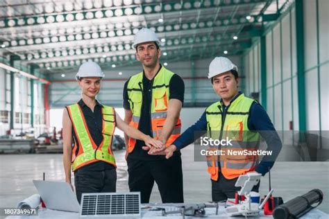 수출입 산업을 위한 창고에서 태양 전지에 대한 재고를 확인하는 산업 엔지니어 배송 및 유통 운영을 감독하는 물류 전문가 3 명에 대한 스톡 사진 및 기타 이미지 Istock