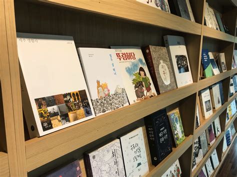 초록비책공방 광복절 기념 서평 이벤트 ㅡ 74주년 광복절을 맞아 초록비책공방에서 서평 이벤트를 준비했습니다 지난 3월에 나온 와 신간 가 해당 도서인데요 간략하게