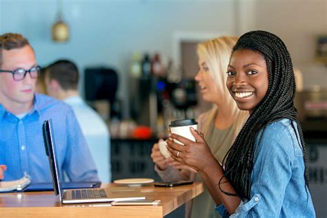 커피를 마시면서 미소 짓는 아름다운 아프리카 계 미국인 여성 건강한 생활방식에 대한 스톡 사진 및 기타 이미지 건강한 생활방식 건강한 식생활 공동체 Istock