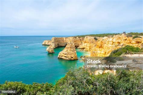 프라이아 드 마리 냐 가장 아름 다운 해변 알가 르 베 포르투갈 대서양 해안의 아름 다운 풍경 맑은 녹색과 푸른 물 절벽 및