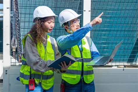 산업 냉수 팬 코일 단위 에어컨을 점검하는 엔지니어는 공기 시스템을 제어하는 대형 산업 건물의 물 냉각탑 공기 냉각기 Hvac 시스템입니다 20 24세에 대한 스톡 사진 및