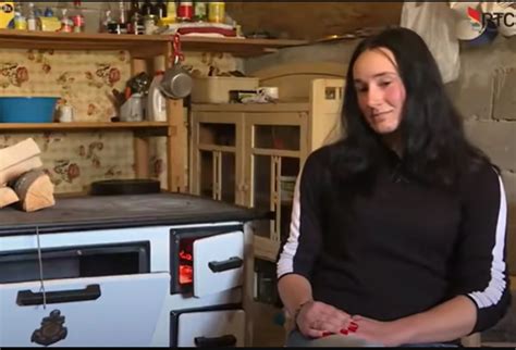 Mara Se Ni Po čemu Ne Razlikuje Od Gradskih Devojaka Osim što 130 Ovaca Pomuze Za Sat Vremena