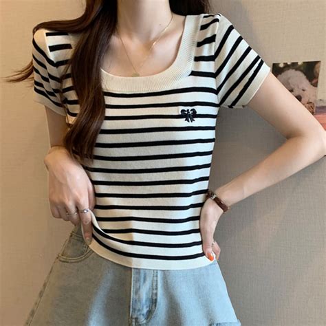 퀸잇 리본 자수 스퀘어넥 스트라이프 니트